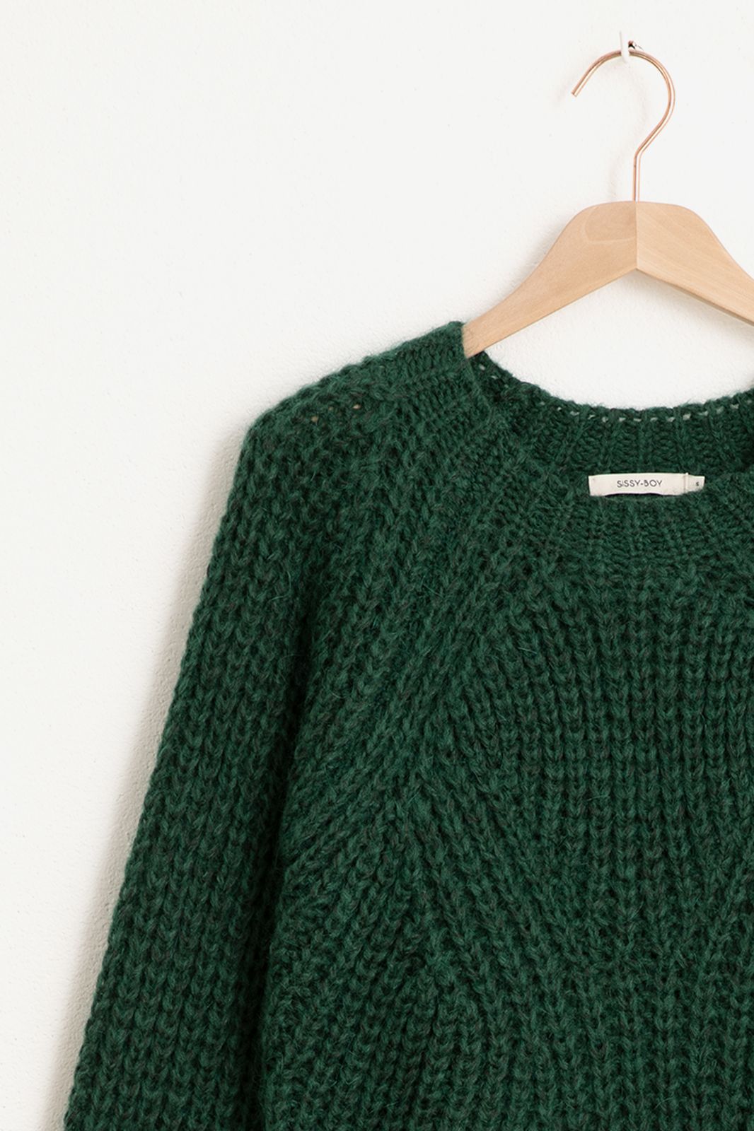Grober grüner Strickpullover mit Knöpfen