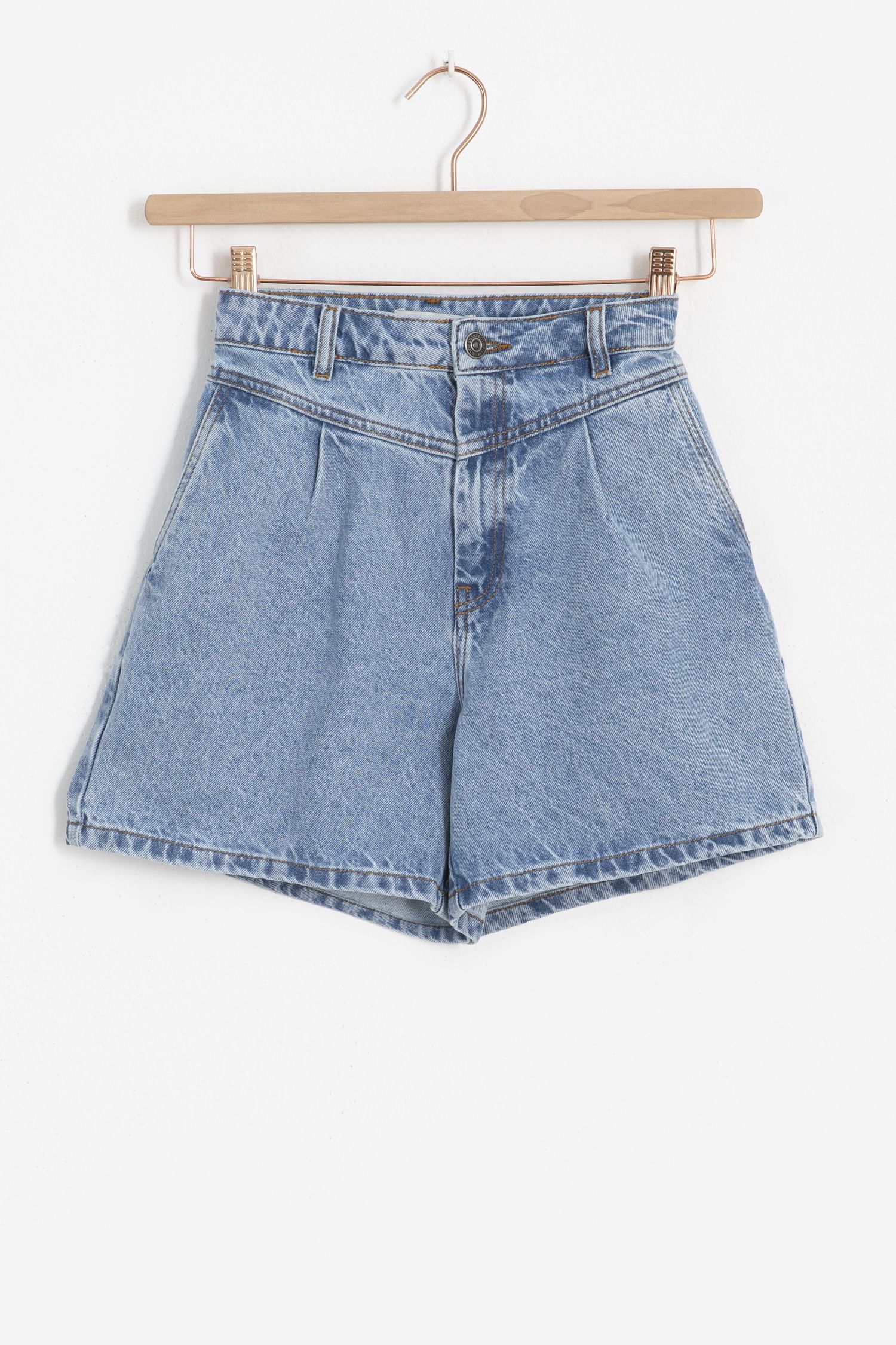 High Waist Jeansshorts mit Falten